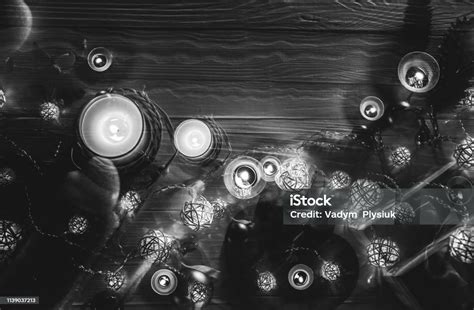 아름 다운 크리스마스 조명과 갈 랜드 장식 사이에 불타는 양 초 새 해 축제 배경입니다 겨울 방학의 선물 기프트 인사 엽서 12월에 대한 스톡 사진 및 기타 이미지 Istock