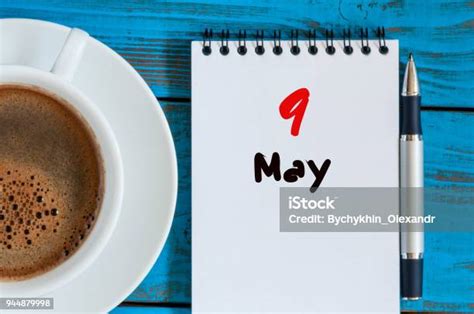 5 월 9 일입니다 일 9 월 직장 배경에서 모닝 커피 컵 흰색 메모장에 달력 봄 시간 평면도 3월에 대한 스톡 사진 및 기타 이미지 Istock