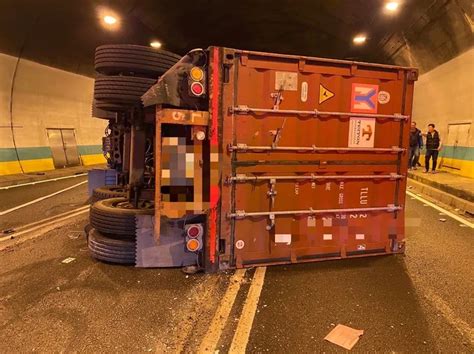 新聞 貨櫃車碧潭隧道自撞翻覆釀全線封閉 駕駛 看板 Hsintien 批踢踢實業坊