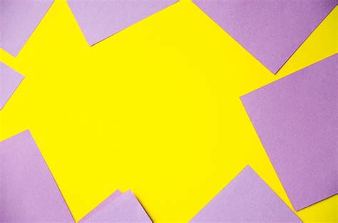 메모 미리 알림에 대한 여러 가지 색상의 스티커 노란색 배경에 화면 주위에 스티커 중간에 빈 장소입니다 텍스트의 장소입니다 공간 복사 0명에 대한 스톡 사진 및 기타 이미지