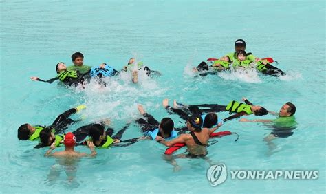 인공파도 속에서 배우는 생존수영 연합뉴스