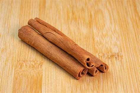 계피는 나무 배경에 붙어 있습니다 향기로운 계피 조미료 클로즈업 계피와 향신료 음식 요리 비디오 개념입니다 따뜻한 와인 Mulled 와인 재료 가루로 빻은에 대한 스톡 사진