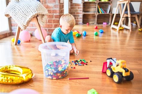 장난감 블록유치원에서 놀고있는 젊은 백인 아이 미취학 아동 소년 행복 에 놀이방 건물 A 타워 가정 생활에 대한 스톡 사진 및 기타 이미지 Istock