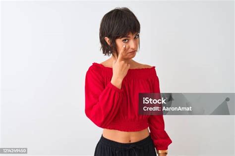 빨간 여름 티셔츠를 입고 고립된 흰색 배경 위에 서있는 젊은 아름다운 여성은 제스처 의심스러운 표정을보고 눈을 가리키는 T 셔츠에 대한 스톡 사진 및 기타 이미지 Istock