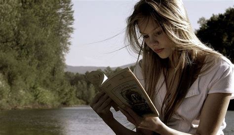 Learn How To Speed Read Best Speed Reading Tips And Exercises Speed Reading Woman Reading