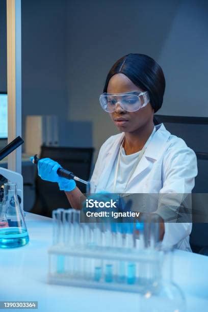 보호 안경을 착용 한 젊은 아름다운 아프리카 계 미국인 과학자가 현대 실험실에서 자동 피펫으로 작업합니다 25 29세에 대한 스톡 사진 및 기타 이미지 Istock