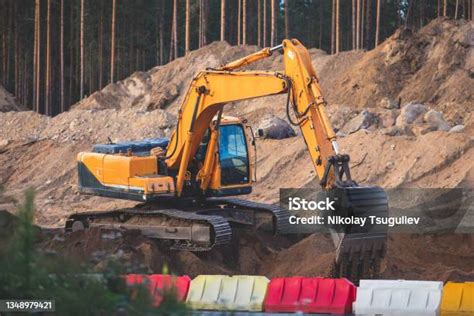 노란색 무거운 굴삭기와 불도저 는 모래를 발굴하고 도로 공사 중에 작업 새로운 도로의 건설 하는 동안 모래를 하역 건설 산업에 대한 스톡 사진 및 기타 이미지 Istock