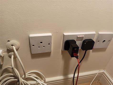 Rounded 3 Pin Socket R Casualuk