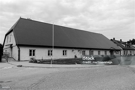 국가 측면 자동차들신혼여행 중인 혼혈의 젊은 군인커플 흑백 2015년에 대한 스톡 사진 및 기타 이미지 2015년 거리 건축 Istock