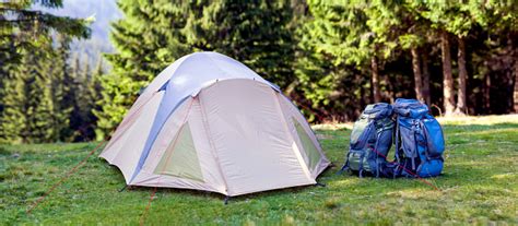 카 르 파 티아 산맥의 숲에서 신선한 잔디 녹색 풀밭에 관광 캠프 하이킹 텐트와 캠핑 사이트에서 배낭 활동적인 생활 야외 활동 휴가 스포츠 및 휴양 개념 관광에 대한 스톡