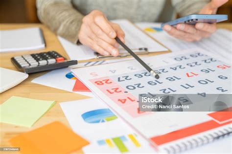 비즈니스 일정 브레인스토밍 메모 및 프로젝트 계획이 있는 사무실 책상 기업 전략 작업 및 회사 계획을 상기시키는 아이디어에 대한 손으로 메모하는 테이블 거래자에 대한 스톡