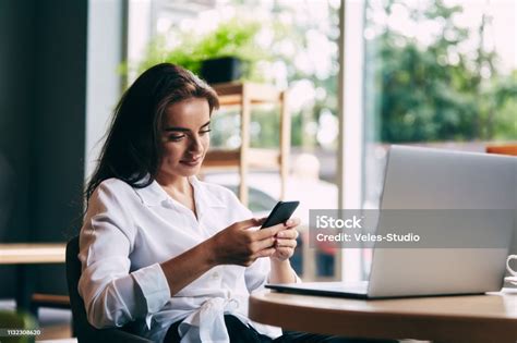 회색 노트북 및 휴대 전화와 카페에서 작업 하는 흰색 셔츠에 아름 다운 소녀 구매에 대한 스톡 사진 및 기타 이미지 구매 귀여운 노트북 Istock