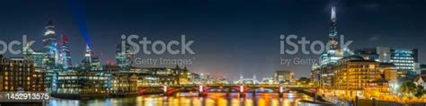 런던 시티 고층 빌딩 타워 브리지 샤드 강 템스 강 야간 파노라마 스카이라인에 대한 스톡 사진 및 기타 이미지 스카이라인 밤 하루 시간대 밝은 색상 Istock