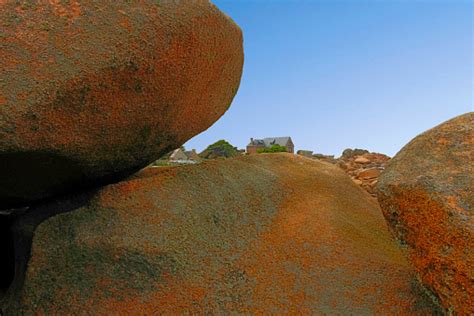 코트 드 화강암 장미 또는 핑크 화강암 해안은 프랑스 북부 브리타니의 코트 도르마르 출발지의 해안선입니다 0명에 대한 스톡 사진 및 기타 이미지 Istock