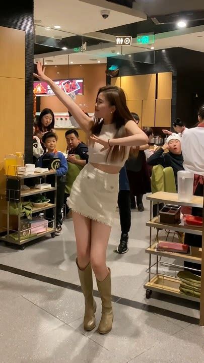 短裙小姐姐在海底捞跳科目三 笑容太治愈了 科目三 Trending 一笑江湖 Tiktok Dance Subjectthree
