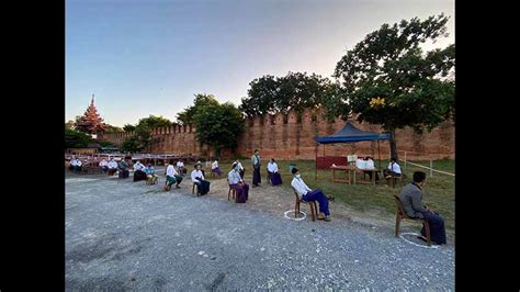 Dvb အောင်မြေသာစံတွင် တပ်မတော်သားနှင့်မိသားစုဝင်များ ဆန္ဒမဲပေးနေသည့် မ