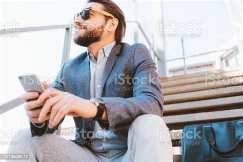 수염이있는 잘 생긴 사업가의 초상화 손에 휴대 전화와 양복과 선글라스를 입고 계단에 밖에 앉아 남자에 대한 스톡 사진 및 기타 이미지 Istock