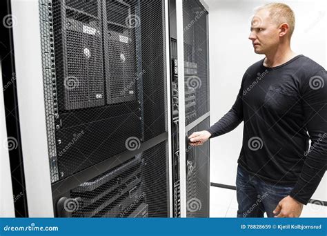 Porta Di Opening Server Rack Del Tecnico Nel Centro Dati Immagine Stock