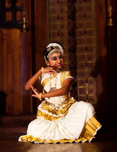Bella Ragazza Indiana Che Balla Ballo Di Mohinyattam A Cochin Forte Fotografia Editoriale