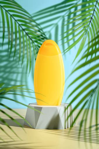 야자 수 잎으로 둘러싸인 회색 연단에 선스크린 튜브 모형을위한 광고 템플릿 파란색 배경 세로 방향 0명에 대한 스톡 사진 및 기타 이미지 Istock