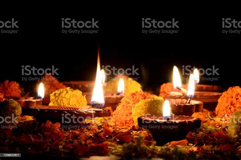 디왈리 축제 기간 동안 점토 디야 램프가 켜졌습니다 인사말 카드 디자인 인도 힌두교 빛 축제 라는 디왈리 Goddess Lakshmi에 대한 스톡 사진 및 기타 이미지