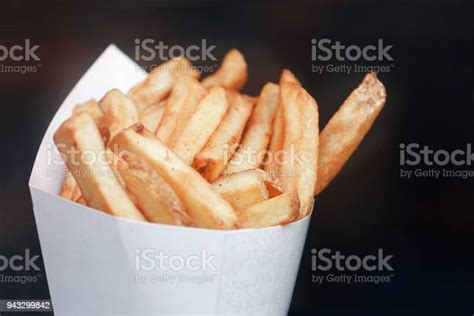 종이 뭉치에서 감자 튀김입니다 어두운 배경입니다 텍스트 및 Copyspace 장소 프렌치 프라이에 대한 스톡 사진 및 기타 이미지 프렌치 프라이 원뿔 종이 Istock