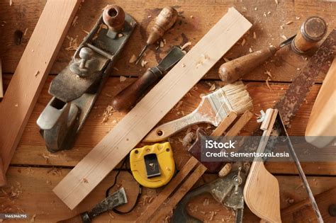 비행기 끌 측정 테이프 부스러기 사이의 나무 테이블에 브러시 목공 도구 세트 직업 취미 목공 목공 나무 조각의 상위 뷰 0명에 대한 스톡 사진 및 기타 이미지 Istock