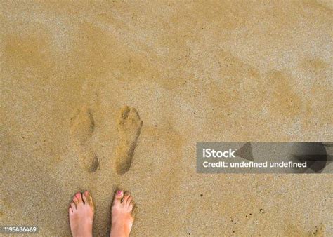 젖은 노란 모래에 자신의 인쇄 옆에 빨간 페디큐어와 맨발로 여자의 발 발자국에 대한 스톡 사진 및 기타 이미지 발자국 평발 발 Istock