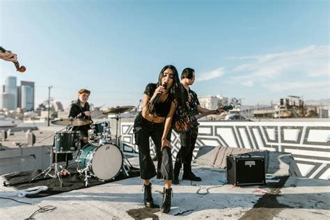 Hsbc 가수 거리 공연 거리 이벤트 건물 건축 공연 공연가 공연하는 관광 명소 그룹 기념비 지하철역 기타 농어 뉴캐슬 어폰 타인 도시의 도시의