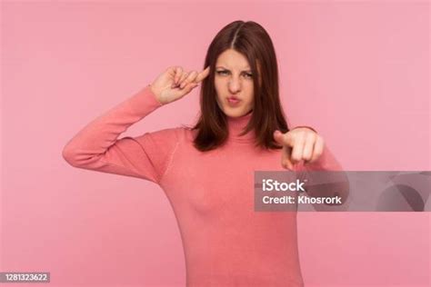 당신은 어리석어요 슬픈 불만 갈색 머리 여자 보여주는 바보 같은 제스처 가리키는 손가락을 가리키는 당신 보고 카메라 비난 과 조롱 분노에 대한 스톡 사진 및 기타 이미지