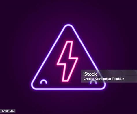 검은 색 배경에 격리 된 빛나는 네온 라인 고전압 기호 아이콘 위험 기호 삼각형의 화살표입니다 경고 아이콘입니다 다채로운 개요 개념 벡터 경계 표지에 대한 스톡 벡터 아트