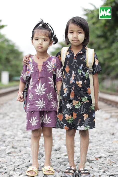 စွန့်ပစ်ခံ မြေးနှစ်ယောက်နဲ့ သမီး ပြန်အလာ မျှော်နေတဲ့ အဖွား