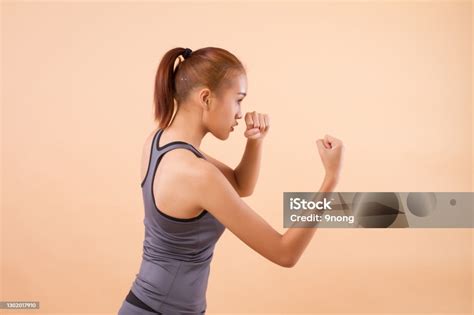 심각한 아시아 여자 복서 싸움 어퍼컷 무술 가라데 쿵푸 Mma 복싱 트레이닝 운동 건강한 라이프스타일 컨셉을 위한 운동 여성