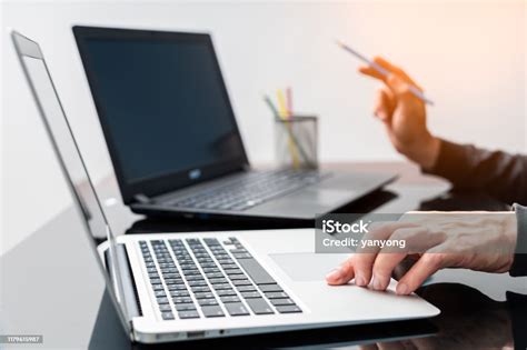 컬러 연필과 노트북 컴퓨터에서 작업 남성 그래픽 디자이너 검은색에 대한 스톡 사진 및 기타 이미지 검은색 교육 그리기 Istock