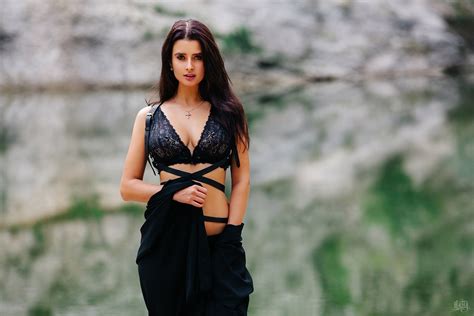 배경 화면 야외 여성 여자들 모델 초상화 피사계 심도 긴 머리 갈색 머리의 사진술 목걸이 드레스 분열 유행 검은 란제리 봄 사람 의류 소녀