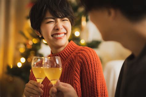 職場で女性から飲みに誘う自然な方法8選！飲みに行った時の注意点も紹介！ Anny（アニー）