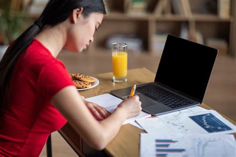 빈 화면으로 노트북으로 공부하는 바쁜 젊은 일본 여학생 방 안에서 숙제를 한다 18 19세에 대한 스톡 사진 및 기타 이미지