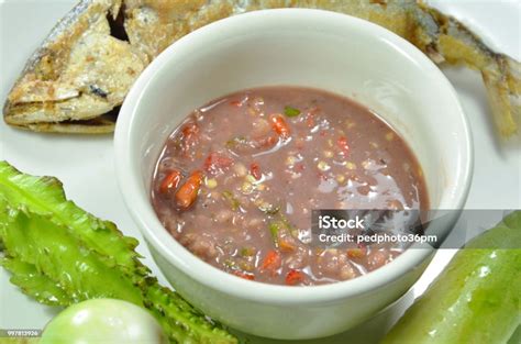 신선한 야채와 튀긴된 고등어 먹고 매운 새우 칠리 붙여넣기 소스 0명에 대한 스톡 사진 및 기타 이미지 0명 가지 채소 건강한 식생활 Istock