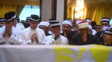 Malaysian King Pays Respects To Late Father Former Pahang Ruler Sultan Ahmad Shah Causeway