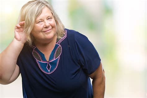 시 니 어 플러스 사이즈 이상의 백인 여자 절연 배경 손으로 청각 소문 또는 험담을 듣고 귀에 웃 고 난청 개념입니다 과체중에