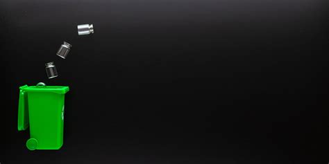 쓰레기 유리 재활용 쓰레기 쓰레기를 폐기하고 환경을 절약하기 위해 용기를 보관하십시오 재활용 유리를 위한 녹색 쓰레기통은 검은