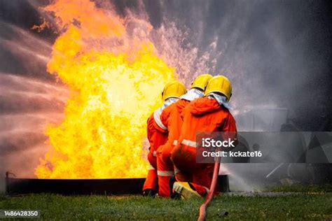 소방관 개념 화재로 싸우기 위해 물과 소화기를 사용하는 소방관 소방 훈련 훈련 중 호스와 물로 화재와 싸우는 소방관 40 44