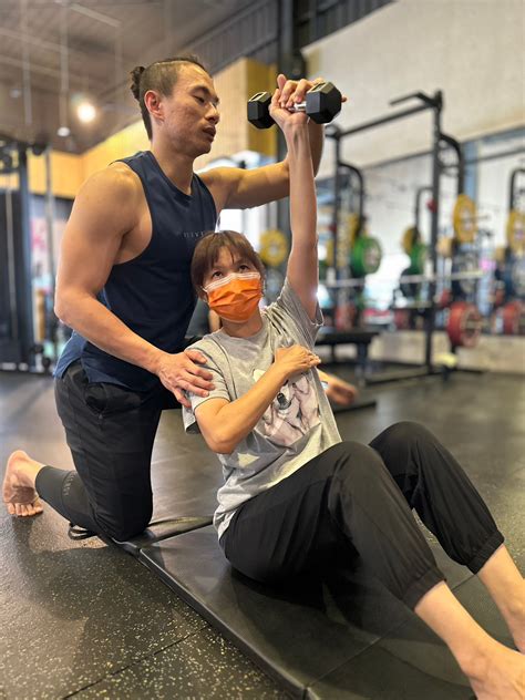 2025高雄銀髮族健身房｜教練親切、專業度極高【ok Body Project 左營店】評估身體狀況安排適合的高雄銀髮族健身課程｜帶媽媽、阿嬤一起來高雄銀髮族健身房開心運動！ 丸皮妹