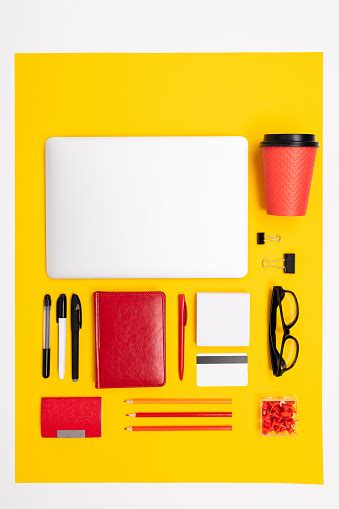 학교 및 사무용품은 노란색 배경에 깔끔하게 놓여 있습니다 0명에 대한 스톡 사진 및 기타 이미지 0명 가위 개인 장식품 Istock