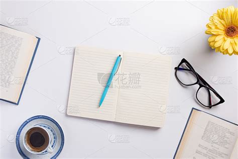 计划的概念打开笔记本和书咖啡杯花在白色的背景平铺俯视图拷贝空间