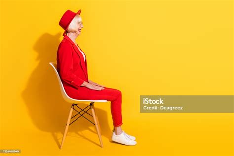 밝은 노란색 색상 배경 카피 스페이스에 고립 미소 의자 수석 여성에 앉아 전체 길이 몸 크기 측면 프로필 사진 노란색 배경에 대한 스톡 사진 및 기타 이미지 Istock