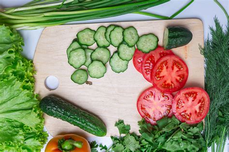 프레임 딜 상 추 파 슬 리 근접 촬영 최고 보기의 물의 형성 나무 보드에 오 이와 토마토를 슬라이스 건강한 생활방식에 대한 스톡 사진 및 기타 이미지 Istock