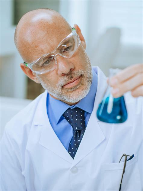 건강 과학 검사 중 고글 과학 과학 실험 과학 장비 과학자 과학적 발견 과학적 분석 과학적 연구 과학적 탐구 과학적 환경 남자 과학자 미소 짓는