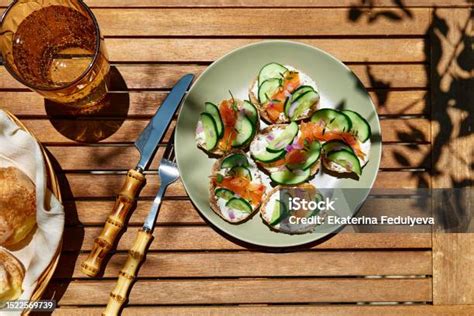 훈제 연어 크림 치즈 얇게 썬 오이로 샌드위치를 엽니다 여름 브루스케타 애피타이저 아이디어 건강한 식생활 0명에 대한 스톡 사진 및 기타 이미지 Istock