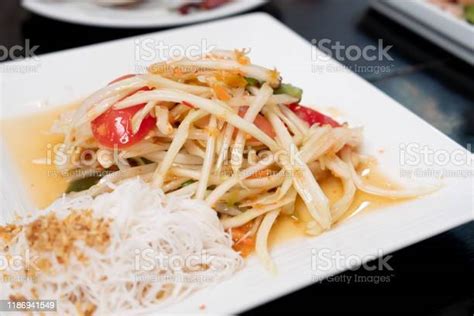 흰색 접시에 파파야 샐러드 태국에서 유명하고 맛있는 요리 흰 쌀국수를 반찬으로 0명에 대한 스톡 사진 및 기타 이미지 0명 건강한 생활방식 건강한 식생활 Istock
